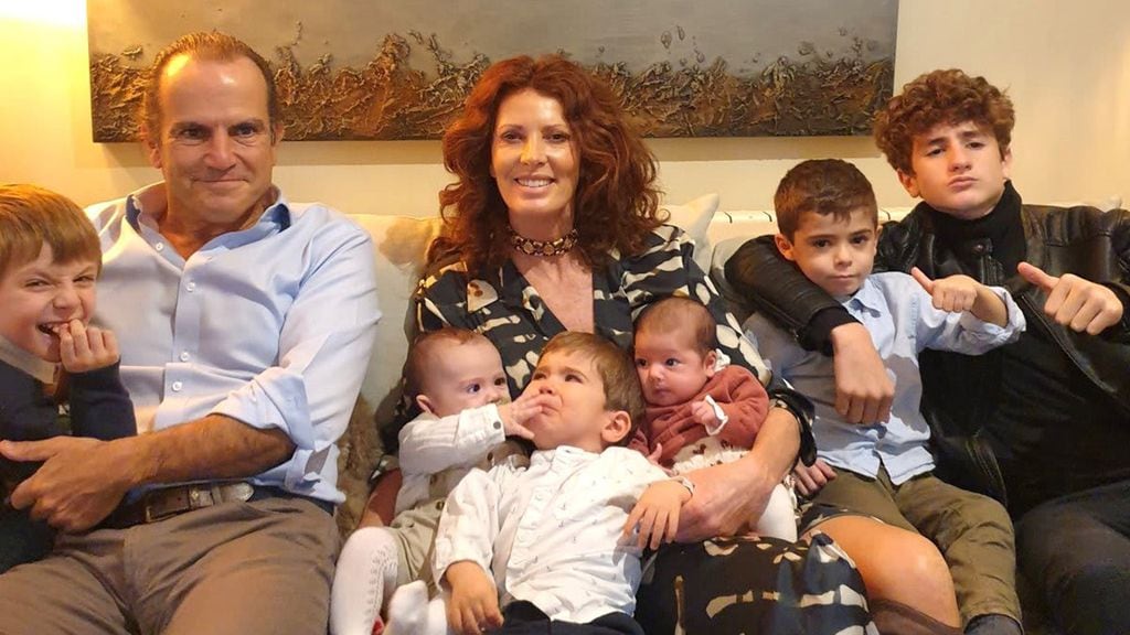 Así es la bonita y numerosa familia de Verónica Mengod, que acaba de ser abuela por séptima vez