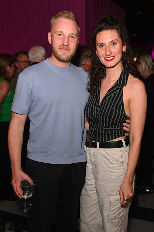 Bessie Carter y Sam Phillips están juntos: la historia de amor de 'Los ...