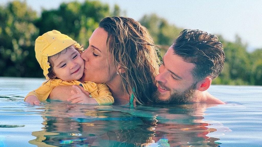 Así de bien se lo pasa Edurne en su primer día de piscina con Yanay