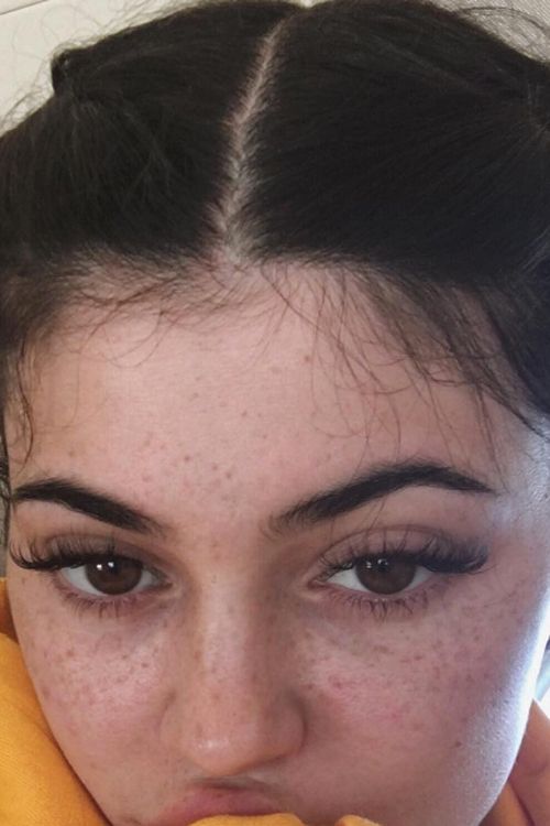 Aprende a disimular tus pecas como Kylie Jenner o poténcialas