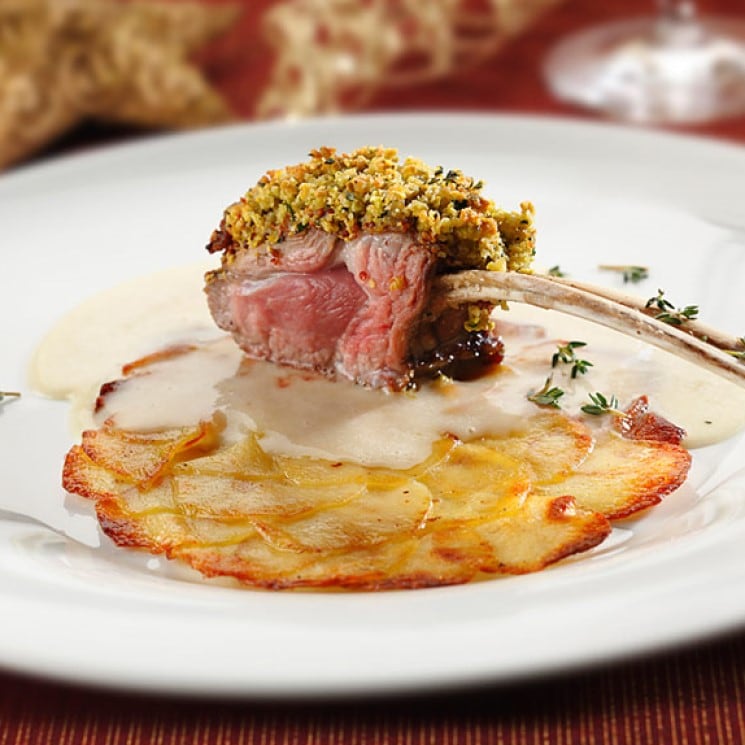 Carré de cordero lechal asado con mostaza y crema de apionabo