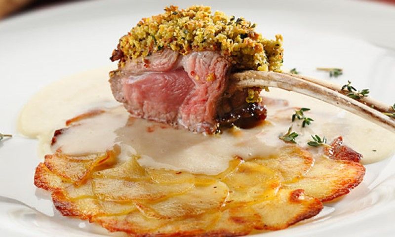 Carré de cordero lechal asado con mostaza y crema de apionabo