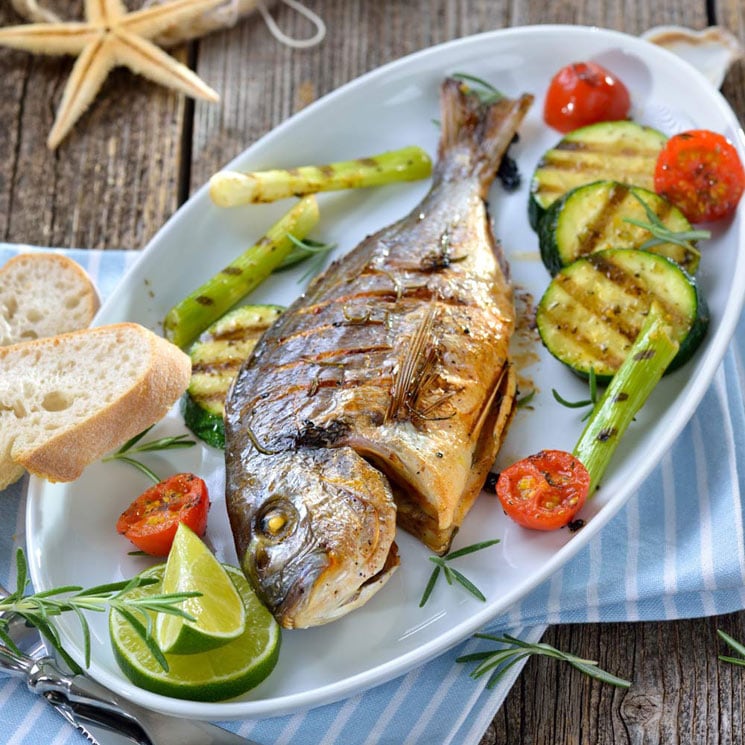Dorada asada con verduritas y lima