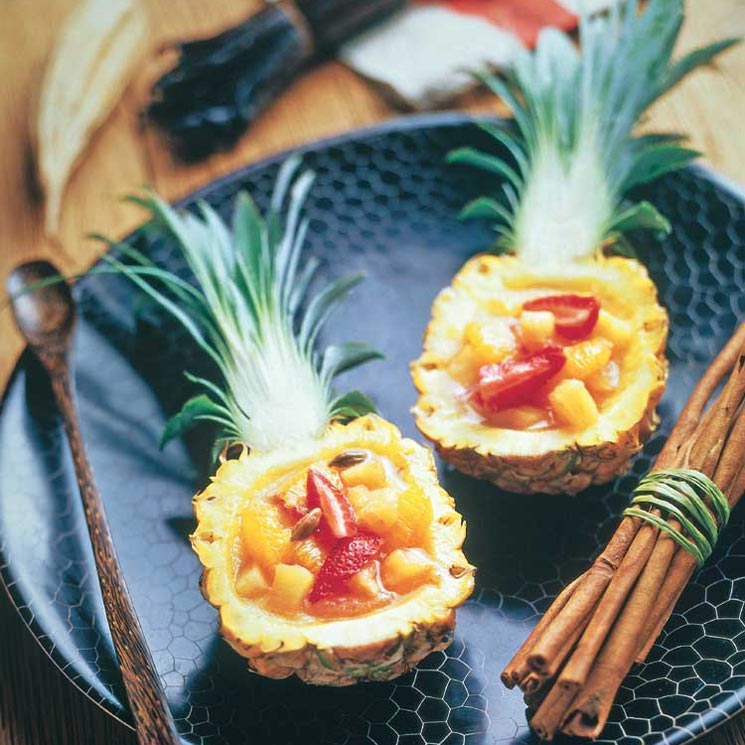 Piña rellena de fresas y mandarinas