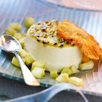 Flan relleno de fruta de la pasión con piña en dos texturas