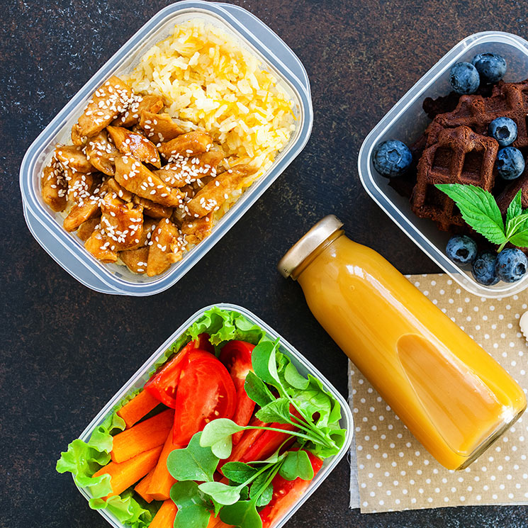 Táper con cerdo teriyaki con arroz, ensalada y gofre de chocolate con ...