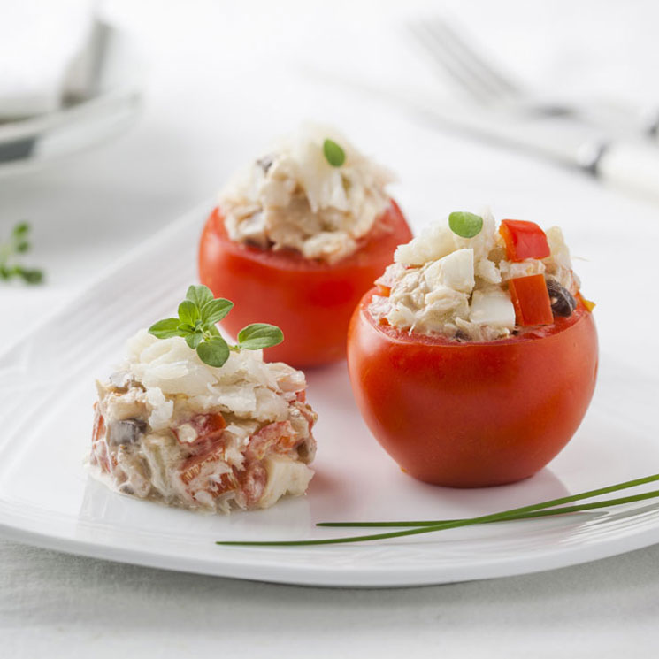 Tomatitos rellenos de ensaladilla de bacalao