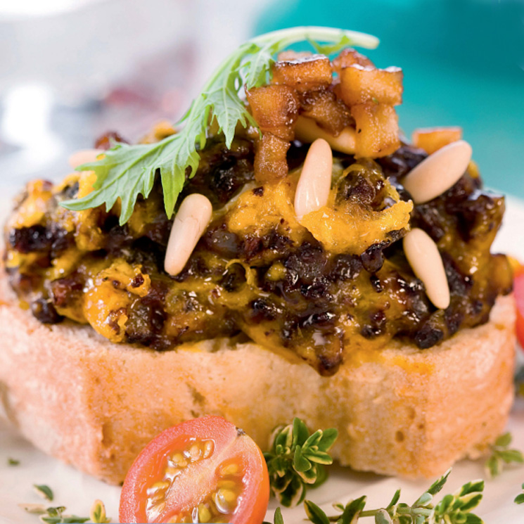 Pincho de revuelto de morcilla con piñones