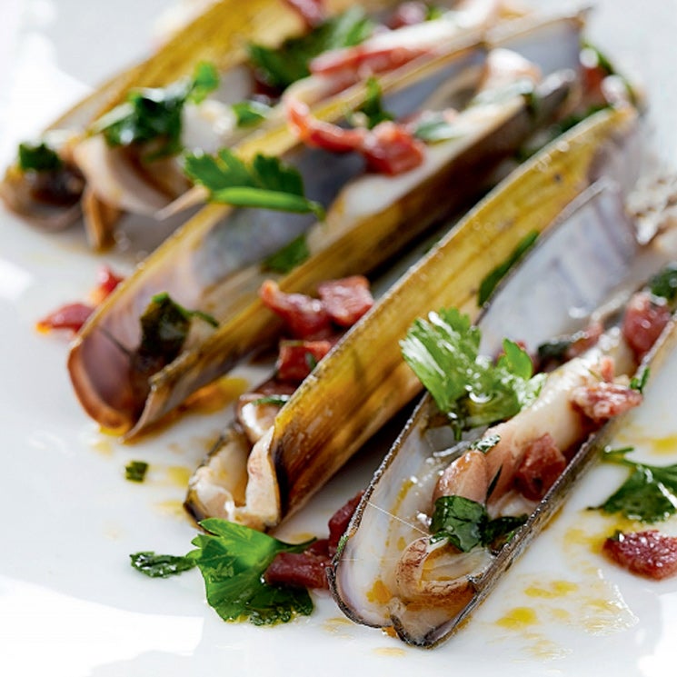 Navajas asadas con jamón