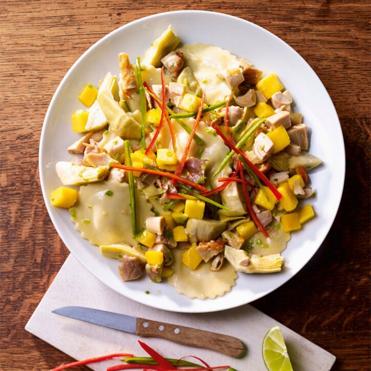 Ensalada de mango y pollo con raviolis