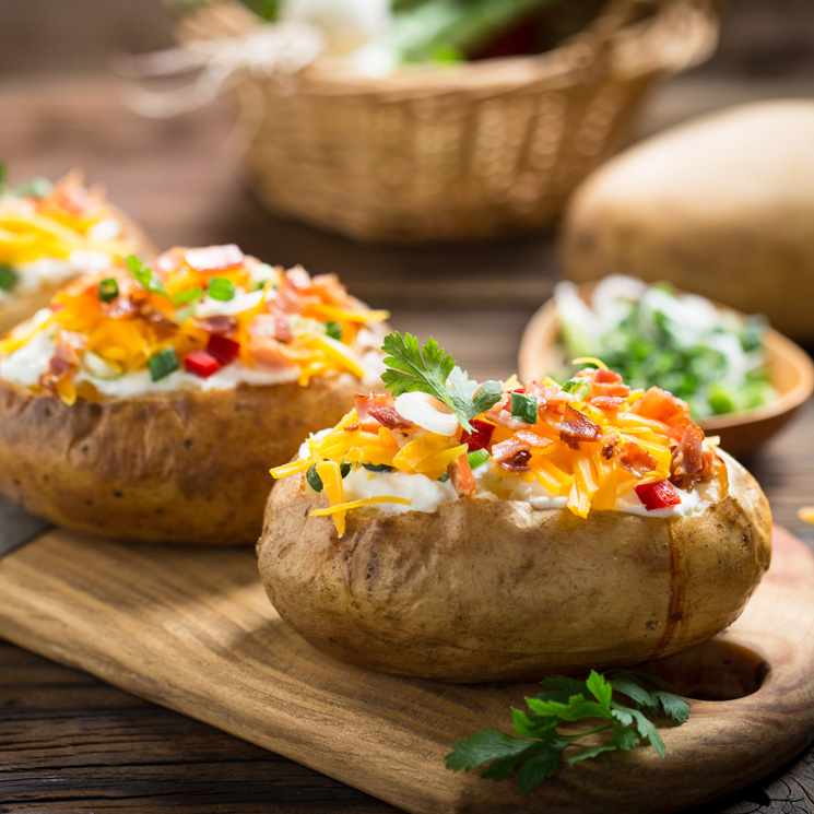 'Jacket potatoes' con queso y bacon