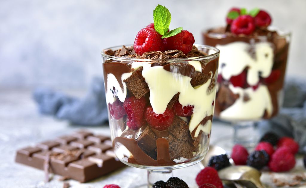 Postre de chocolate, yogur y frambuesas