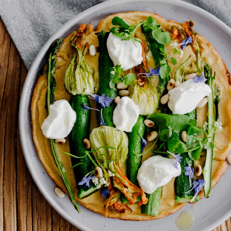 'Socca' o crepe de harina de garbanzo con flores de calabacín y 'ricotta'
