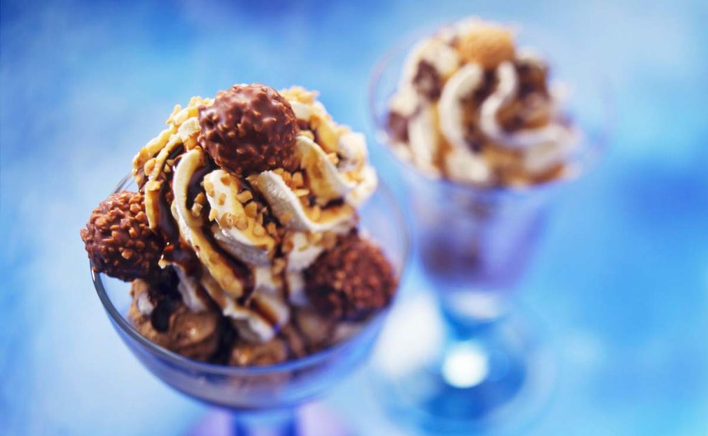 Helado de choco con nata y Ferrero Rocher
