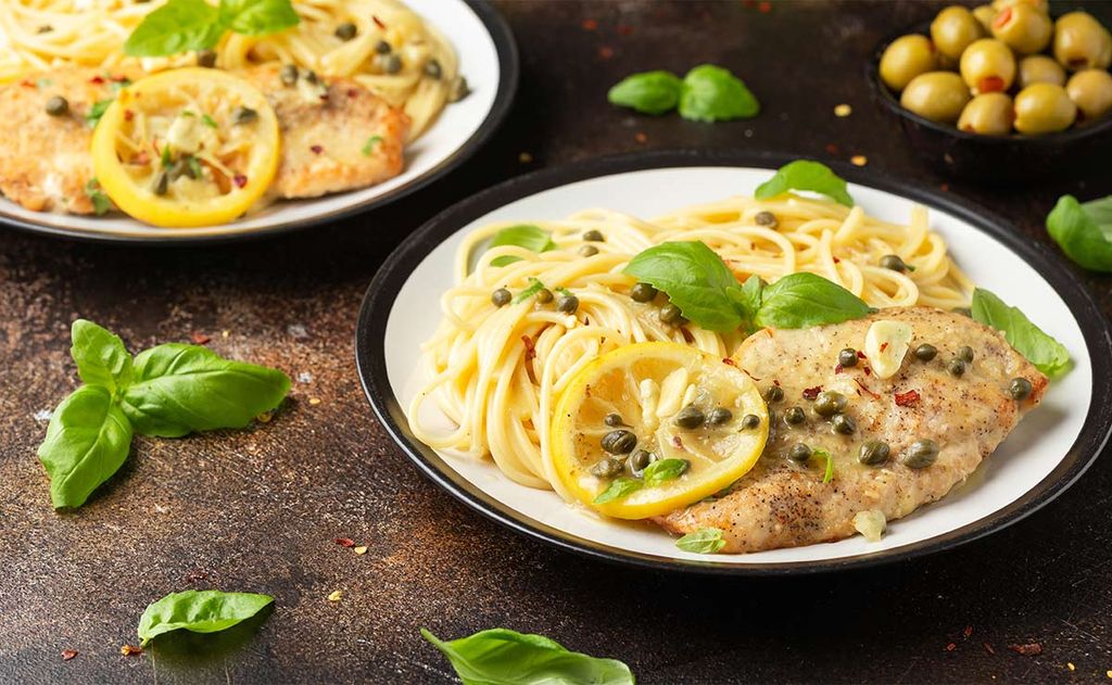 'Piccata' de pollo con vino blanco, limón y alcaparras y pasta