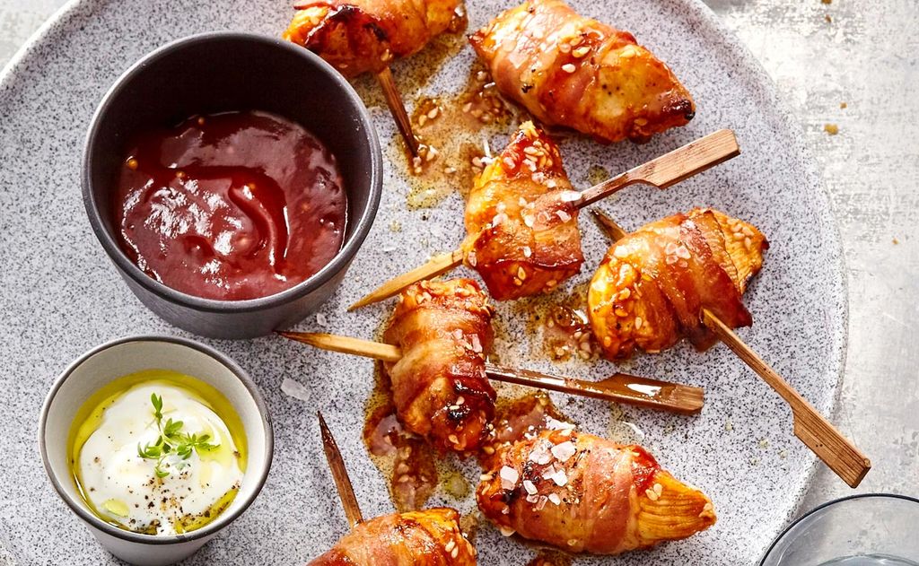 Pinchitos de pollo y bacón con trío de salsas