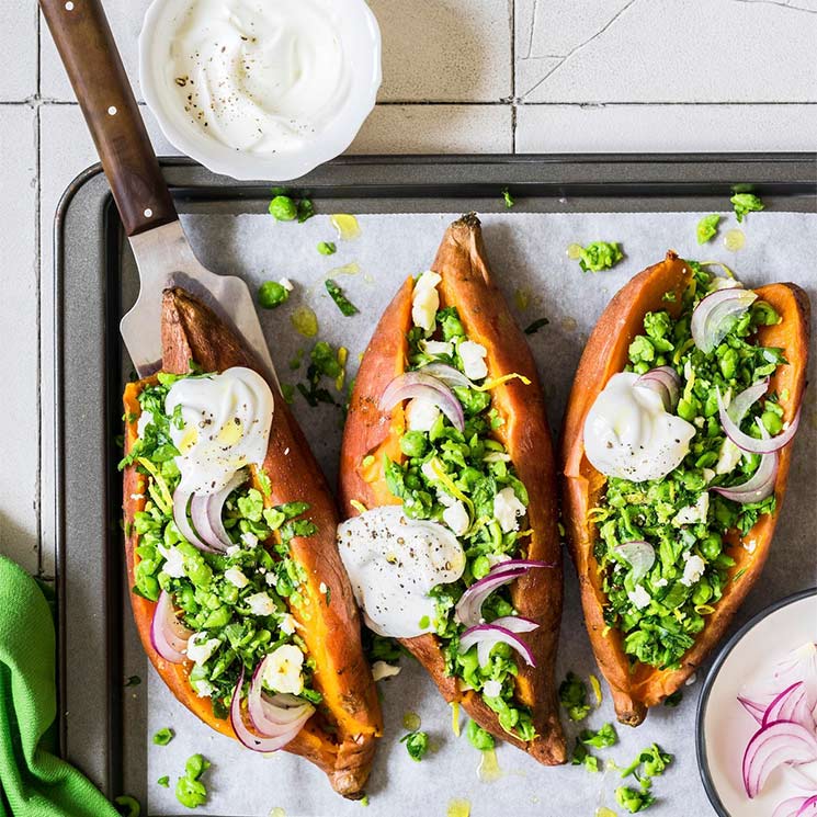 Batata asada rellena de guisantes y gremolata de queso feta