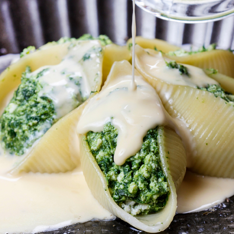 Conchas rellenas de espinacas con salsa bechamel y queso