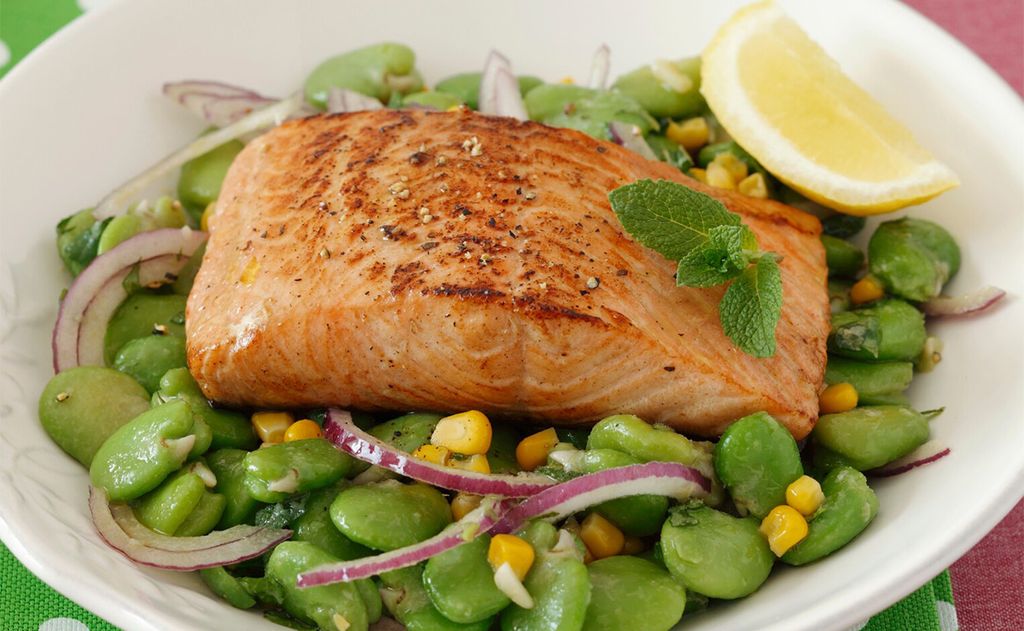Salmón a la brasa con habas frescas