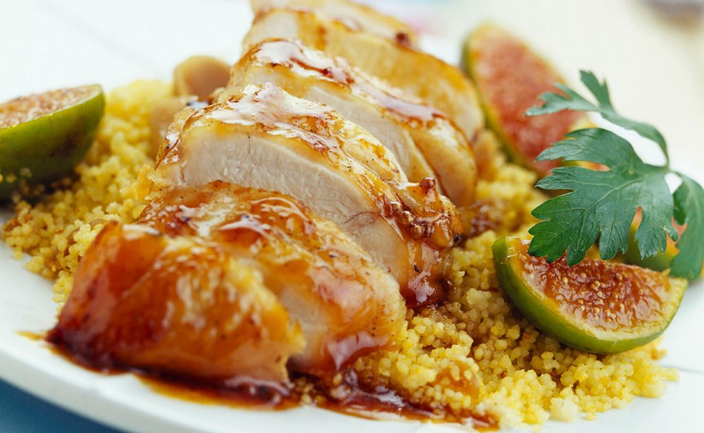 Pechuga de pavo marinada acompañada con cuscús e higos