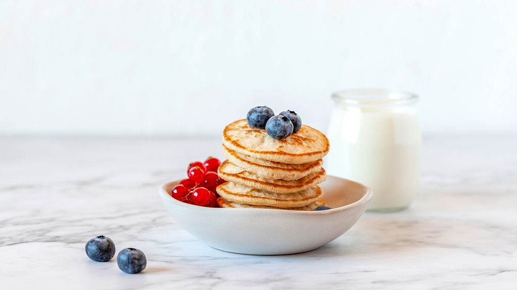 Blinis con arándanos y grosellas