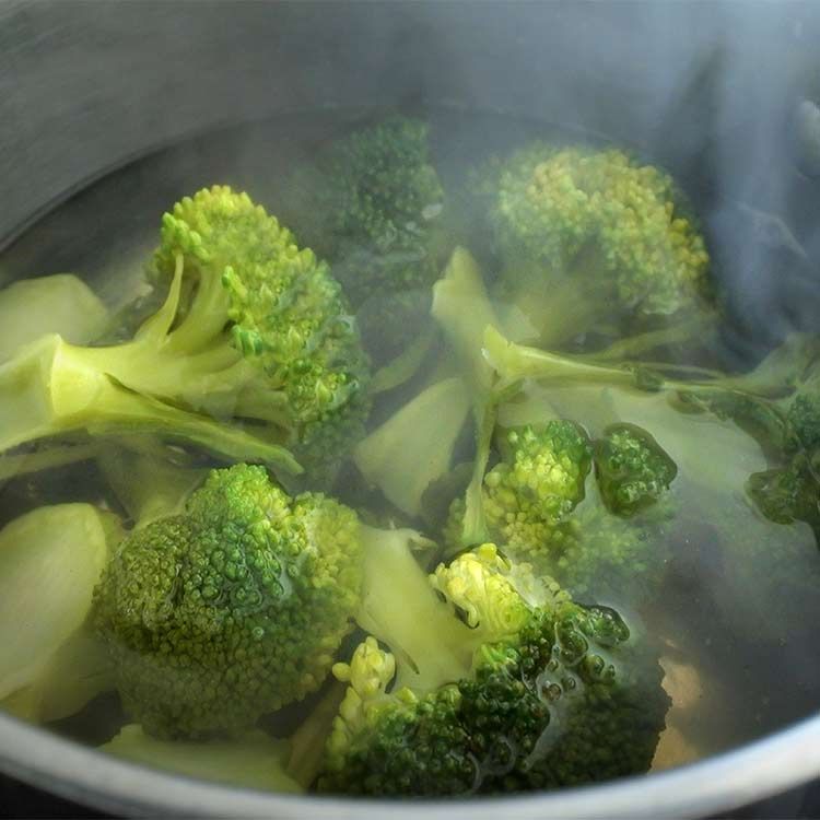 Cómo puedes aprovechar el agua de cocer verduras