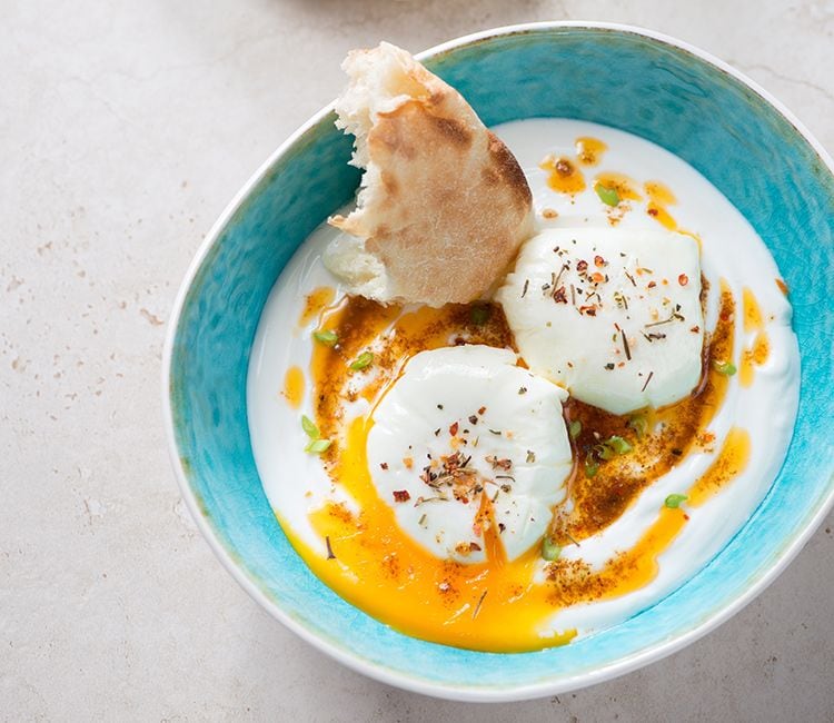 Cómo hacer huevos turcos, una receta fácil que te volverá loco