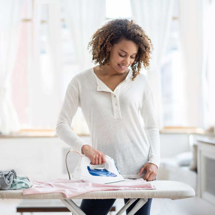 Trucos para planchar la ropa fácilmente y dejarla impecable - Foto 1