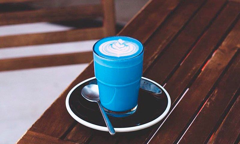 El 'blue latte', el nuevo café azul que querrás probar