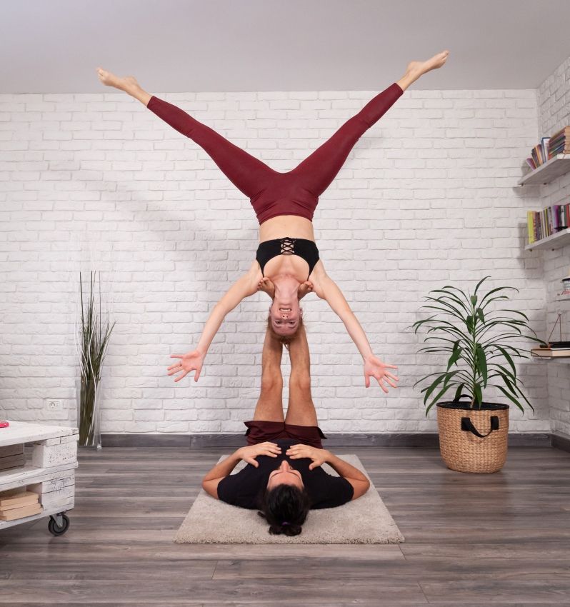 Los beneficios del acroyoga o yoga acrobático en pareja - Foto 1