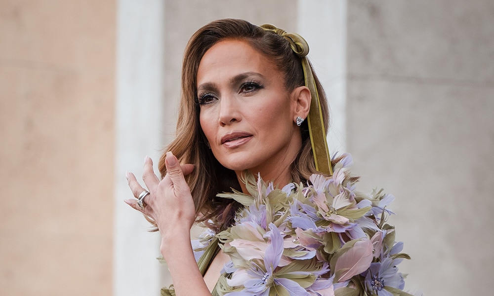 Jennifer Lopez: cómo recrear su semirrecogido con lazo más favorecedor Jennifer Lopez: cómo recrear su semirrecogido con lazo más favorecedor