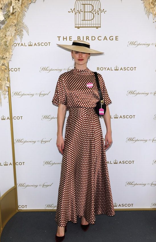 Issy Knowles, la modelo que ha versionado el mítico look de Julia ...