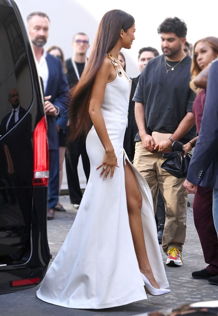 Zendaya, espectacular en París con un escotadísimo vestido-cremallera