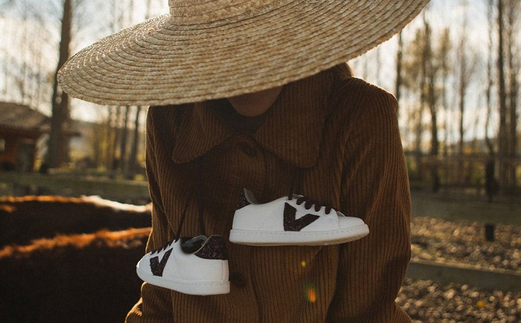 La historia romántica de las zapatillas Victoria españolas y artesanales