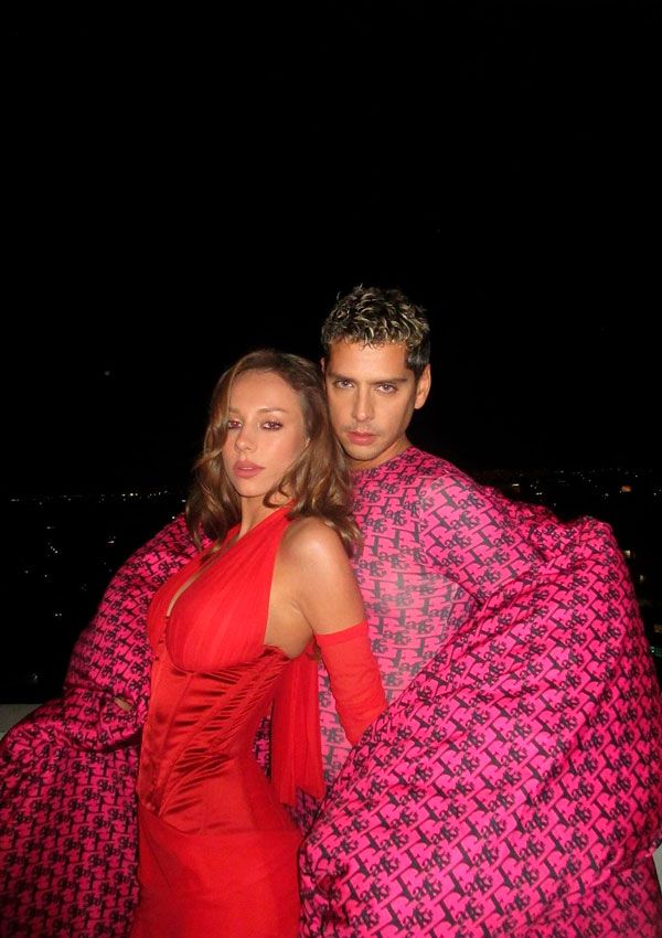 Ester Expósito y el posado con vestido rojo y guantes que ha incendiado ...