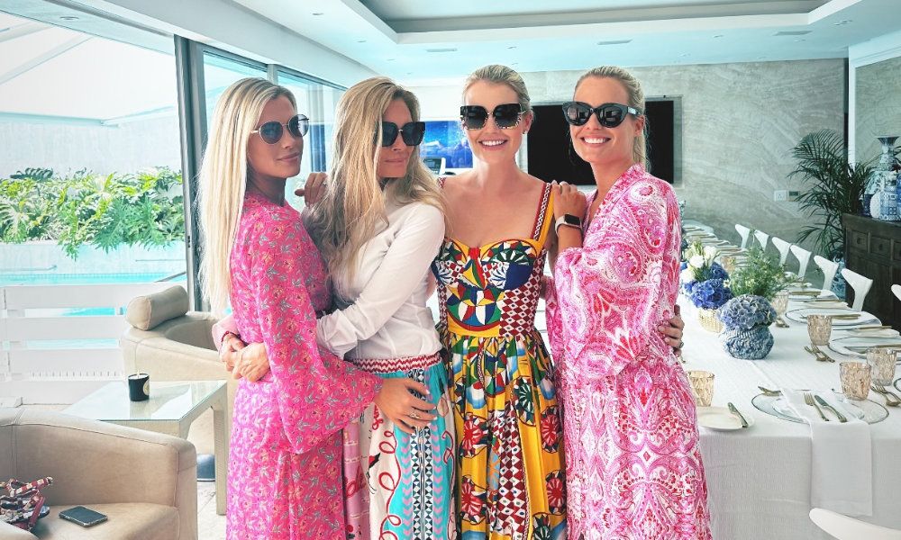 Amelia y Eliza Spencer: dos looks coordinados con caftán para el ...