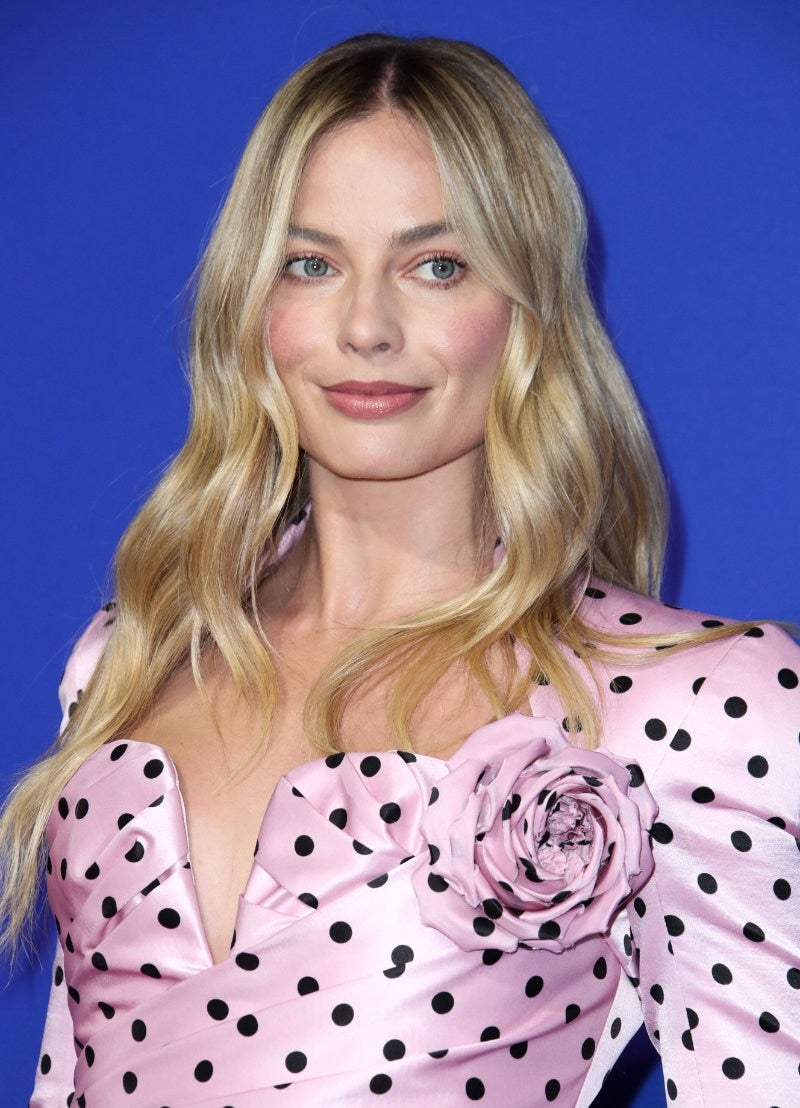 Margot Robbie elige un minivestido efecto piernas infinitas para su ...