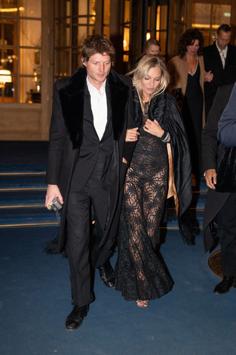 Kate Moss nos enamora con un vestido de invitada de flores bordadas y capa