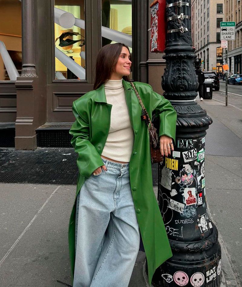 La gabardina Matrix ahora es verde y ya la llevan las chicas con más estilo