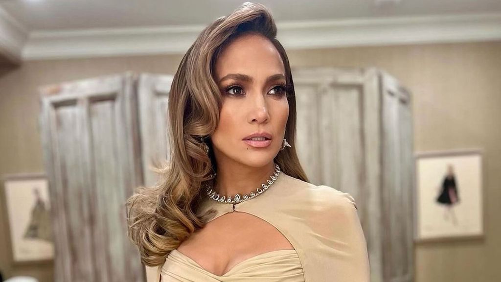 Jennifer Lopez deslumbra en Nueva York con un vestido-corsé drapeado y ...