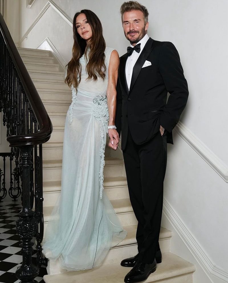 Victoria Beckham deslumbra en Londres con un romántico vestido floral ...