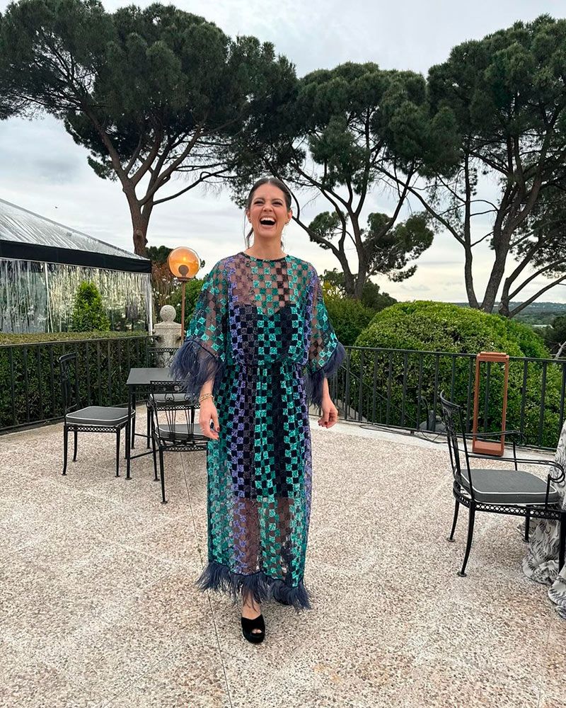 Isabelle Junot combina un look de invitada semitransparente con plataformas