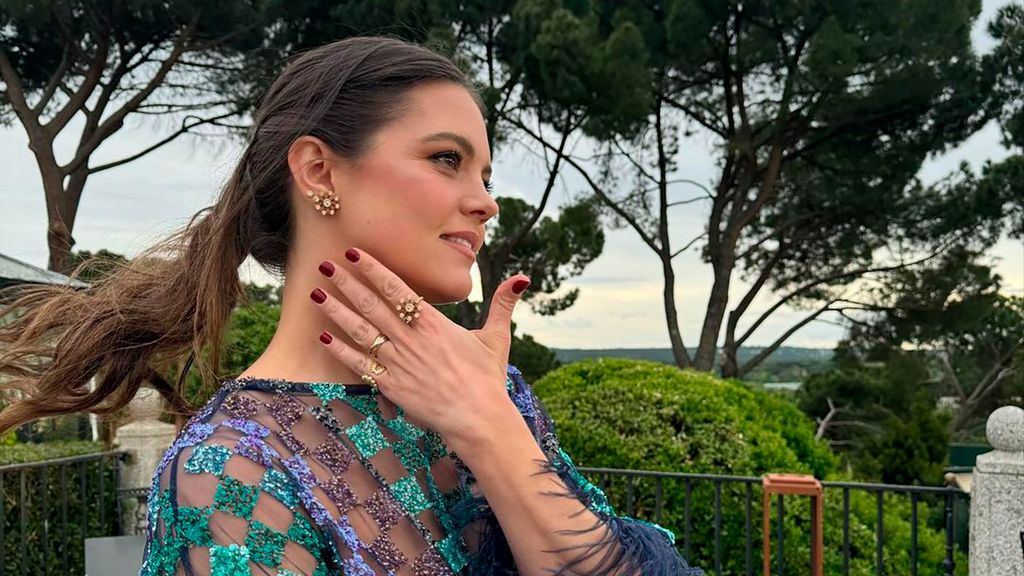 Isabelle Junot combina un look de invitada semitransparente con plataformas