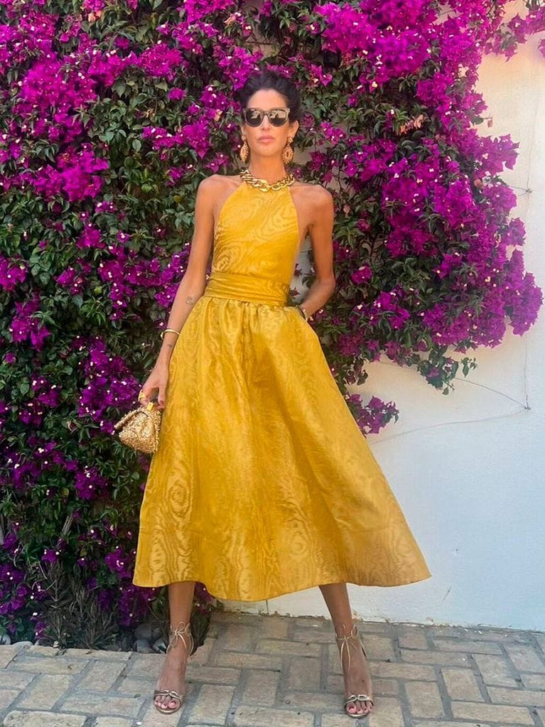 El deslumbrante look de invitada dorado de Inés Domecq en la boda de ...