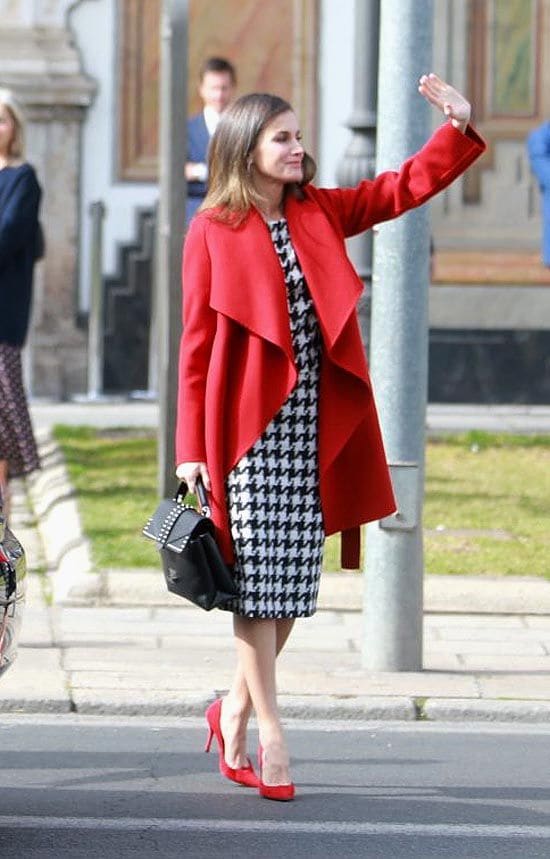La reina Letizia estrena un conjunto inspirado en las 'royals' británicas