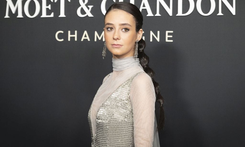 Victoria de Marichalar renueva sus vaqueros rotos con un bolso de ...