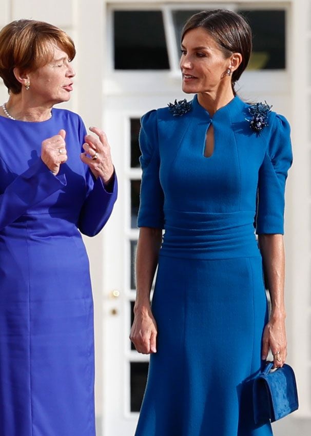 Reina Letizia y su vestido azul con flores de lentejuelas en Berlín