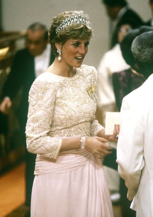 Kate Middleton brilla con un vestido de lentejuelas y estrellas y joyas de Diana de Gales