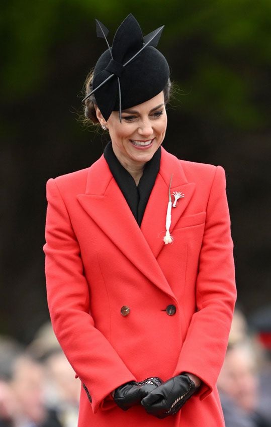 Kate Middleton estrena un abrigo rojo, guantes troquelados y un tocado ...