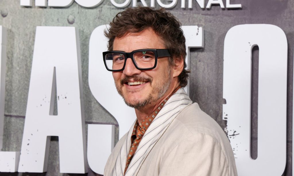 Pedro Pascal en la fiesta de The last of us con pijama y bata